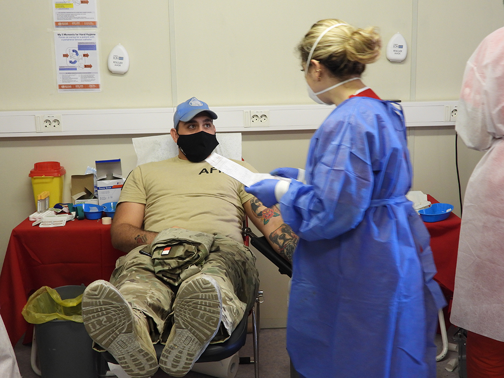 Irish peacekeepers assist Red Cross with blood and cash donations | UNIFIL