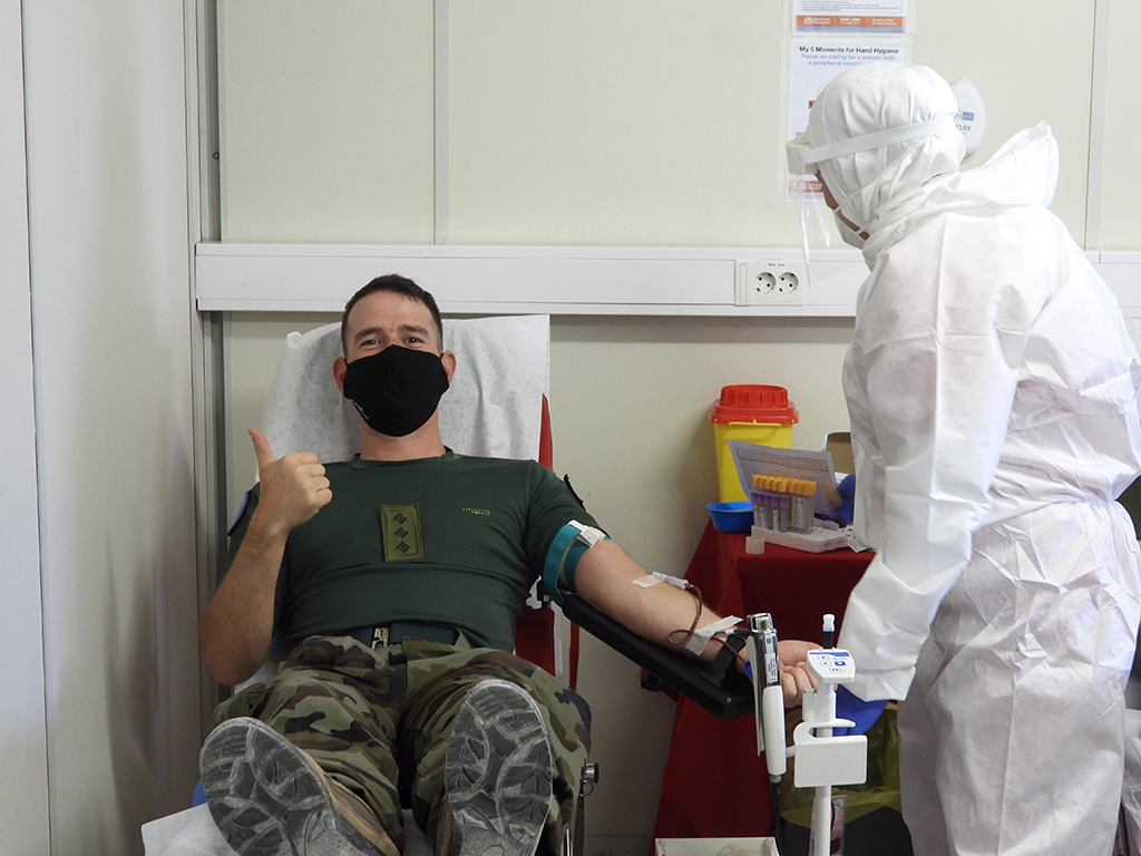 Irish peacekeepers assist Red Cross with blood and cash donations | UNIFIL