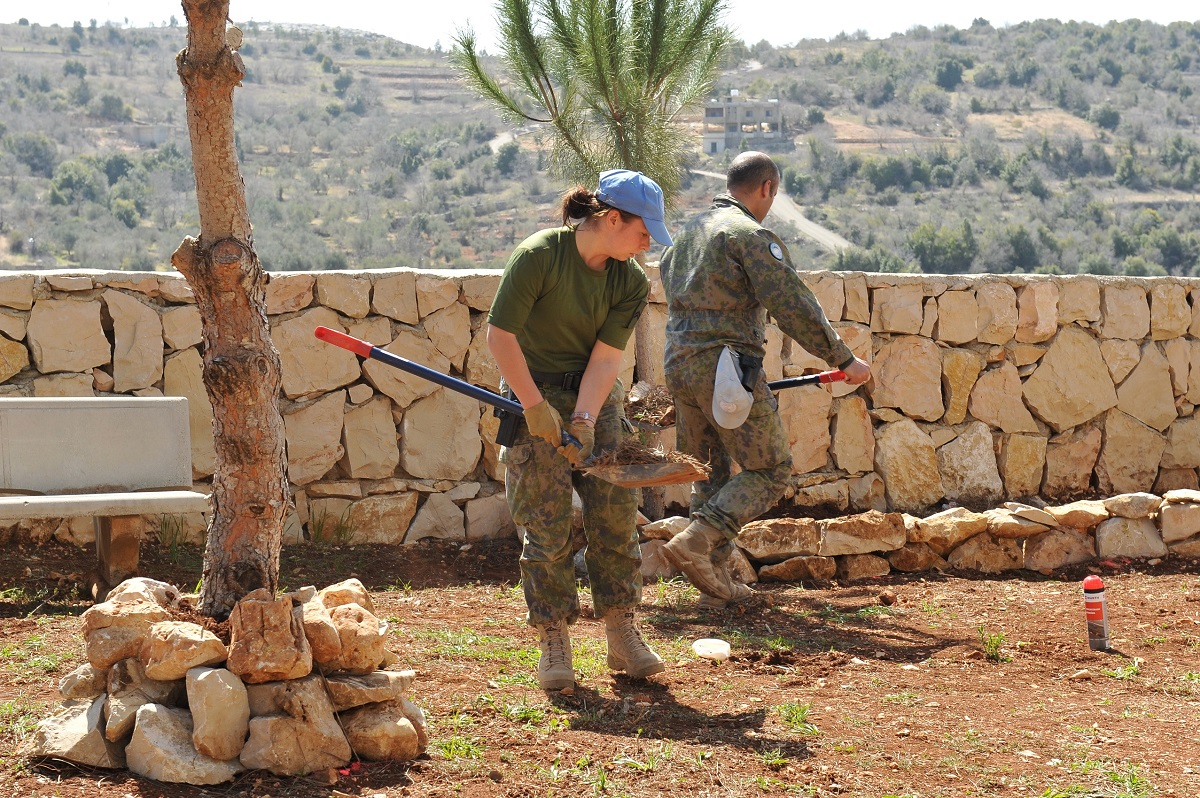 Irish and Finnish peacekeepers restore playground for children | UNIFIL